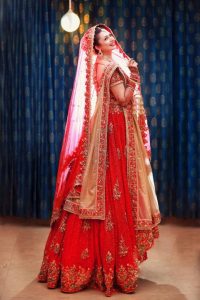 A guide on how to slay your bridal poses this wedding season!