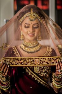 A guide on how to slay your bridal poses this wedding season!