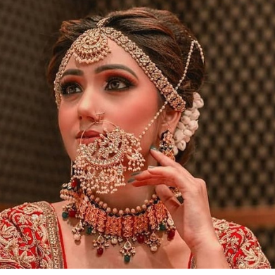20 Regal Bridal Nose Ring Designs for a Royal Ensemble