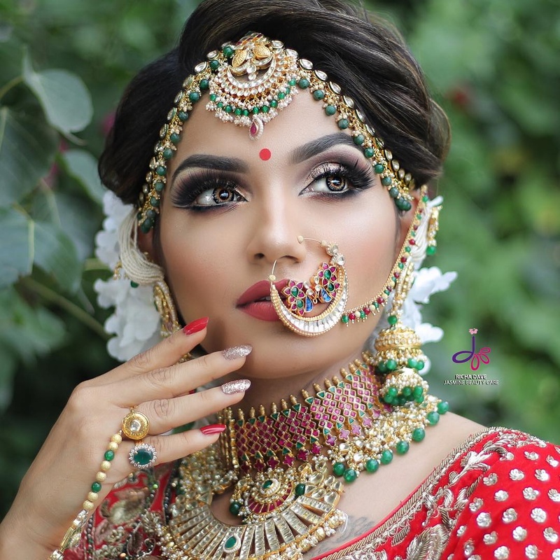 20 Regal Bridal Nose Ring Designs for a Royal Ensemble