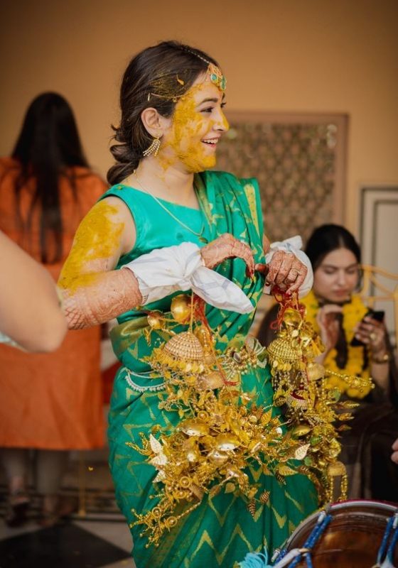 25+ Latest Instagram-worth Haldi Poses for Bride