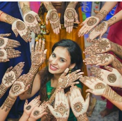 130+ Instagrammable Mehndi Poses for Brides and Grooms