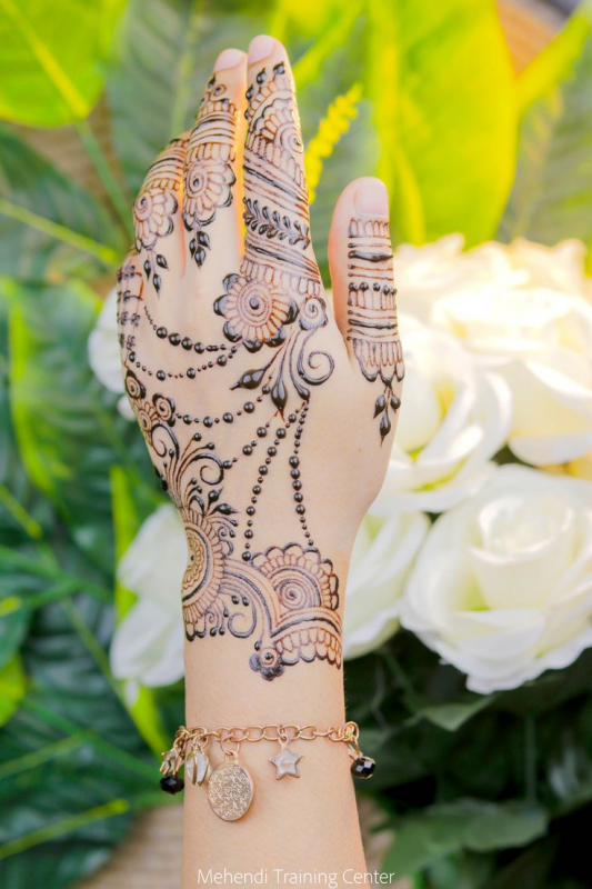 20+ Stylish Circle Mehendi Designs for Brides