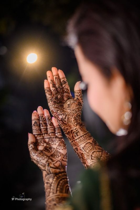 130+ Instagrammable Mehndi Poses for Brides and Grooms