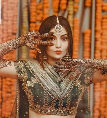 130+ Instagrammable Mehndi Poses for Brides and Grooms