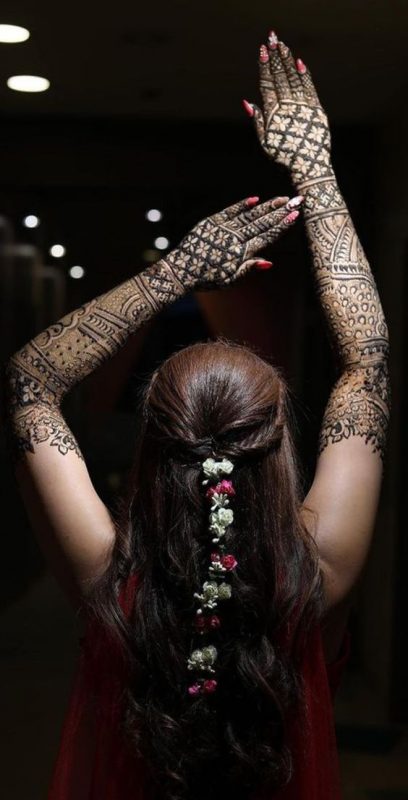 130+ Instagrammable Mehndi Poses for Brides and Grooms