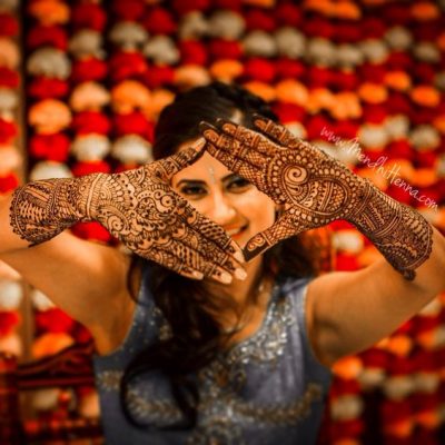 130+ Instagrammable Mehndi Poses for Brides and Grooms