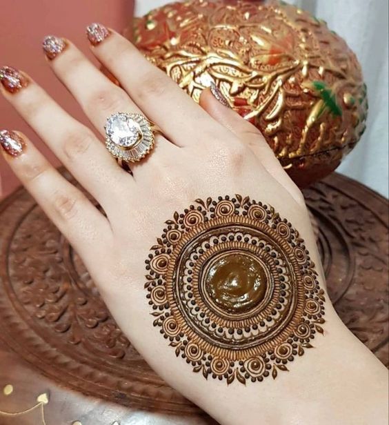 20+ Stylish Circle Mehendi Designs for Brides in 2024