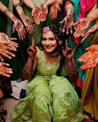 130+ Instagrammable Mehndi Poses for Brides and Grooms